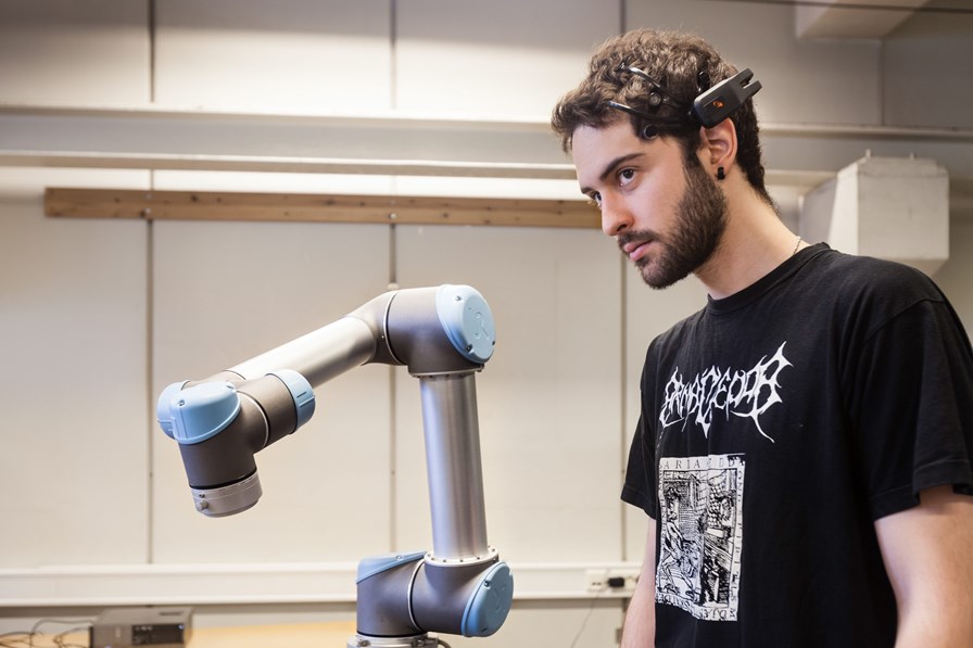 Controlling robots with your thoughts - SINTEF